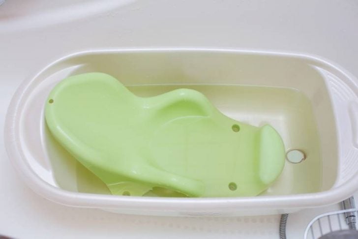 A Step-By-Step Guide On How To Bathe A Baby Properly