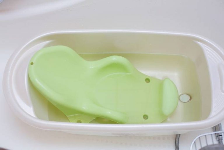 A Step-By-Step Guide On How To Bathe A Baby Properly