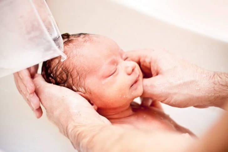 A Step-By-Step Guide On How To Bathe A Baby Properly