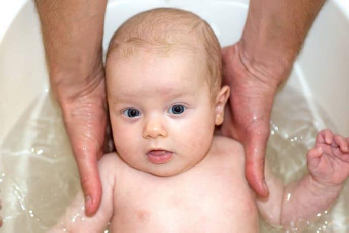 A Step-By-Step Guide On How To Bathe A Baby Properly