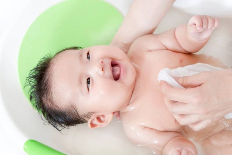 A Step-By-Step Guide On How To Bathe A Baby Properly