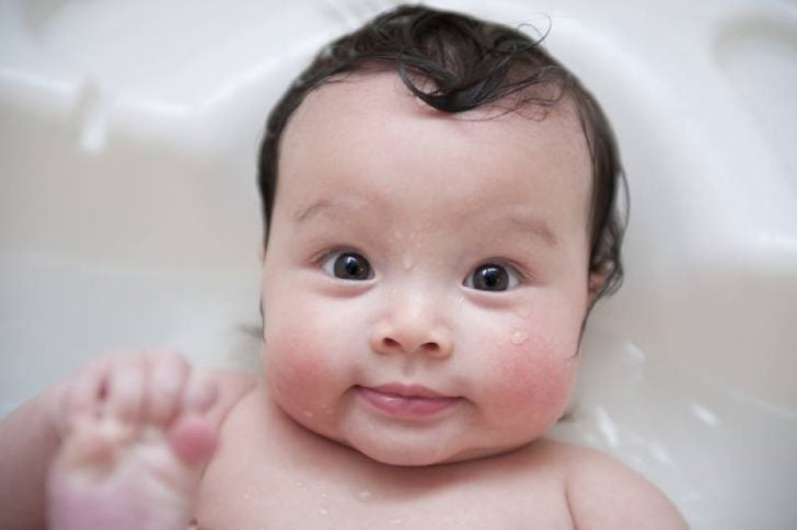 A Step-By-Step Guide On How To Bathe A Baby Properly