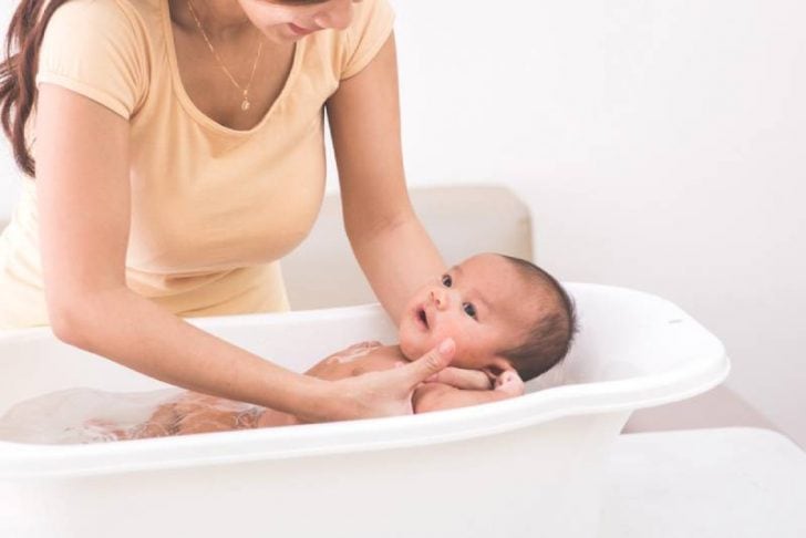 A Step-By-Step Guide On How To Bathe A Baby Properly